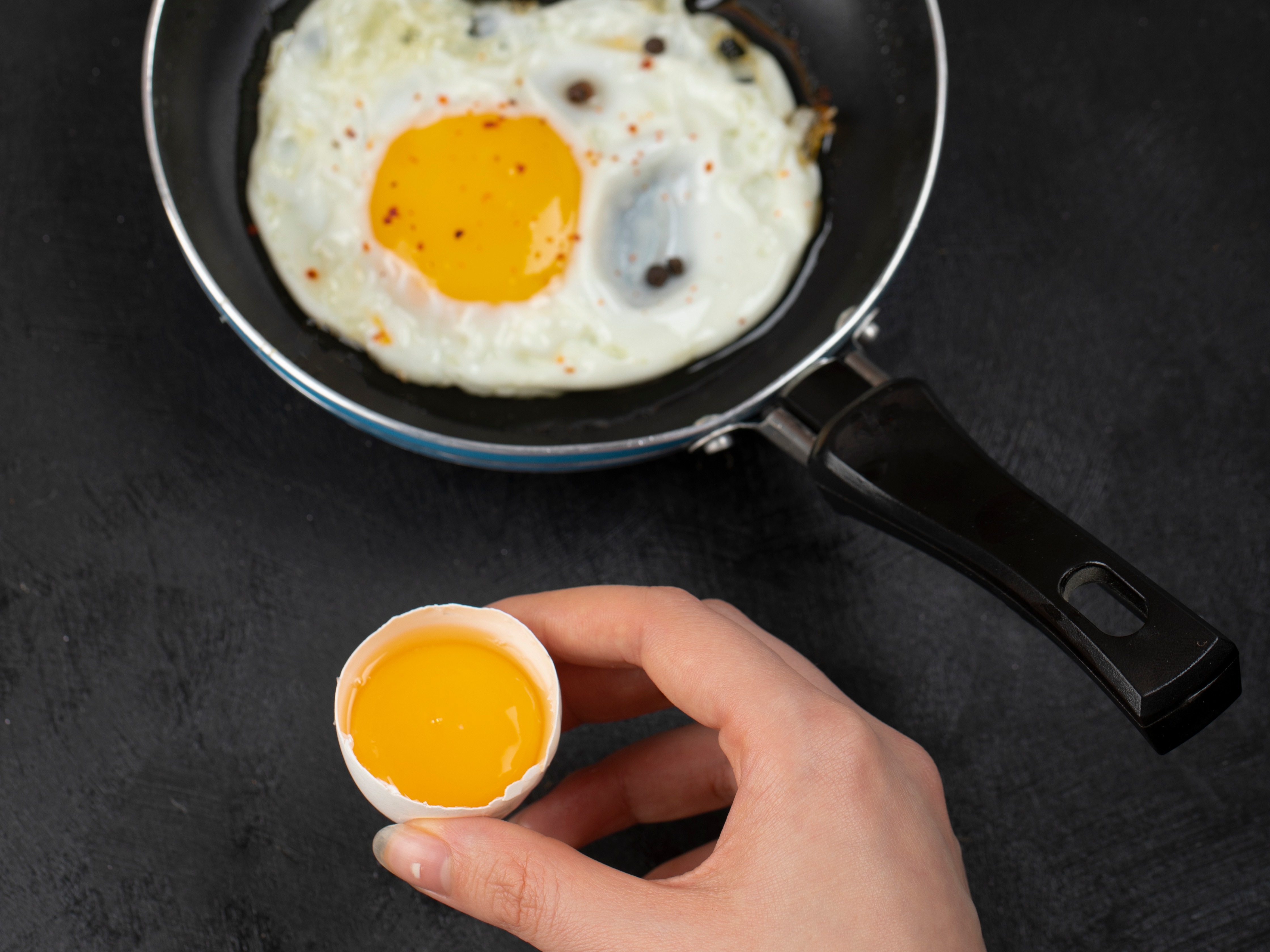 Descubra como fritar o ovo perfeito e descubra como manter a gema mole