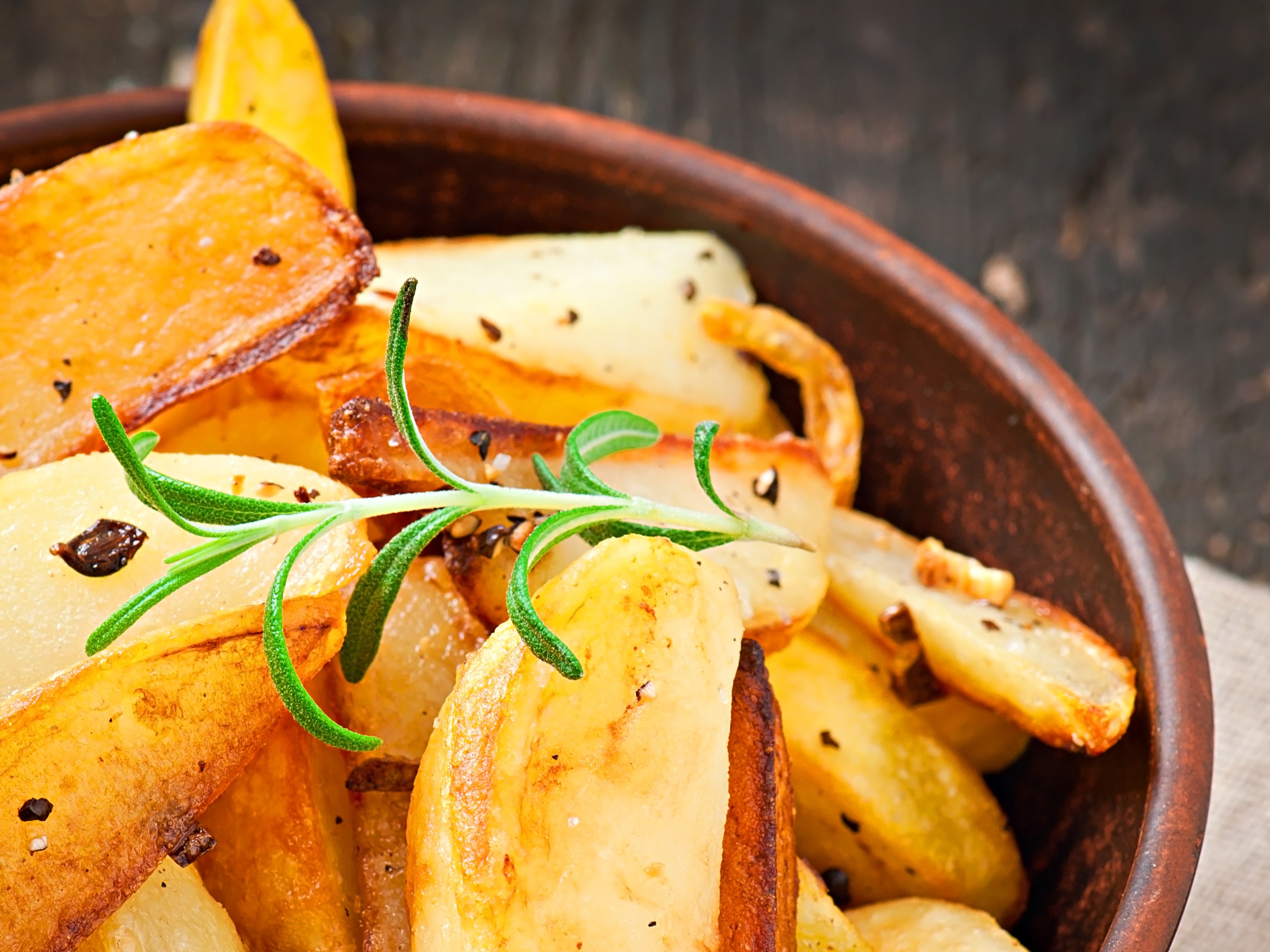 Veja como deixar batatas assadas crocantes e soltinhas em 4 passos fáceis